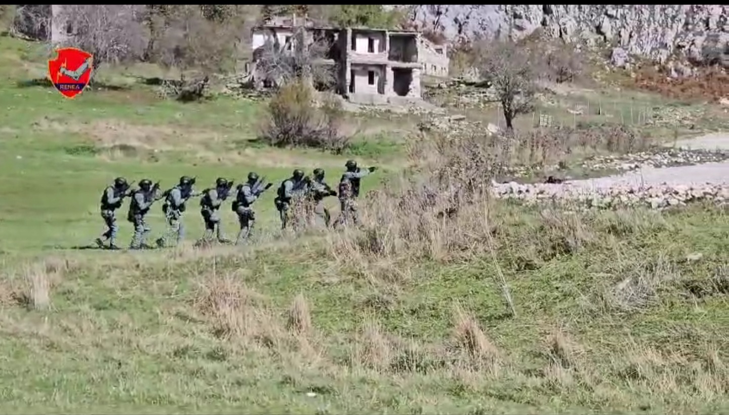 Renea, stërvitje me helikopter dhe snajper. Pamjet si në filma ...