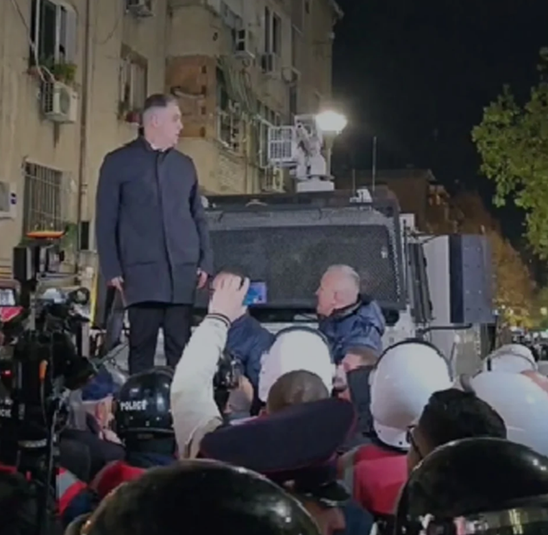 (video) Tedi Blushi si Vojo Kushi: Hipën mbi autobotin e policisë ...