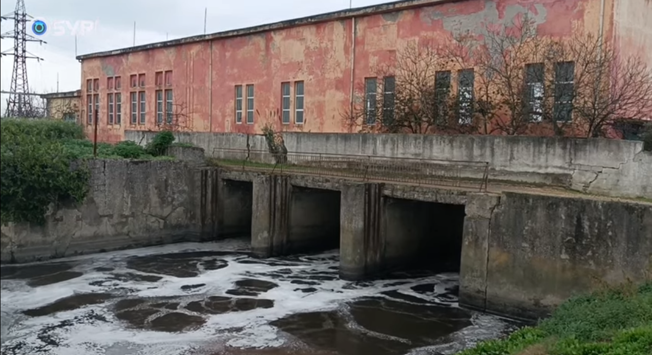 Derdhja e mbetjeve të vajit të ullirit në kanal, ndotje ekologjike në ...