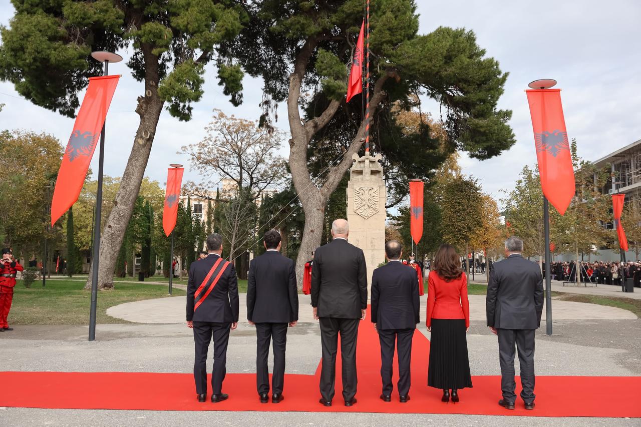 (Foto, video) Dita e Flamurit në Vlorë/ Kurti dhe Rama, sërish të ...