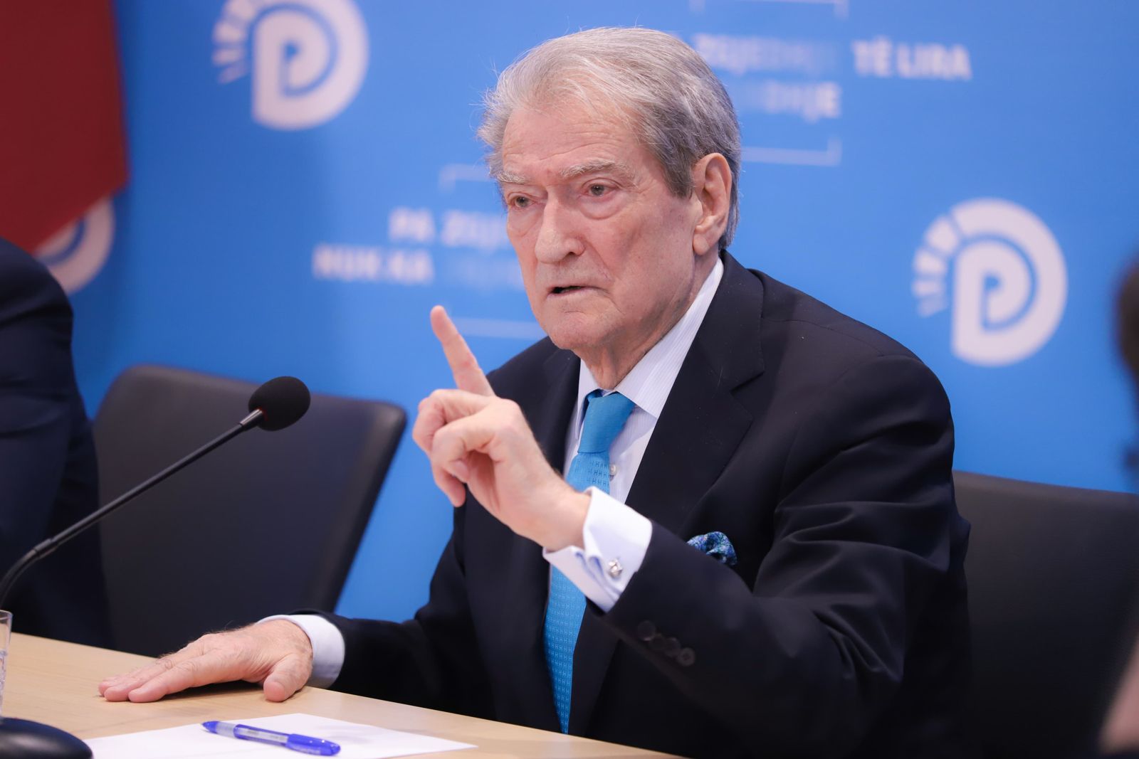 Berisha kopjon Trump: Vetëm dy gjini, dënohet kush flet për Prindin 1 ...