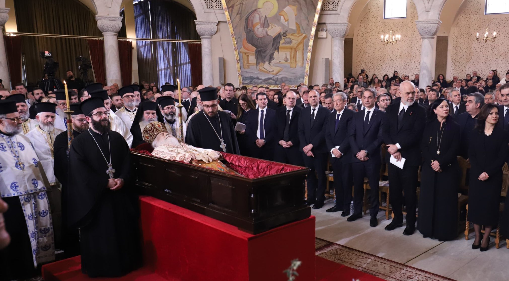 Kryepeshkopi Anastas prehet në kriptën e Katedrales ortodokse "Ngjallja e Krishtit". Micotaqis i ...