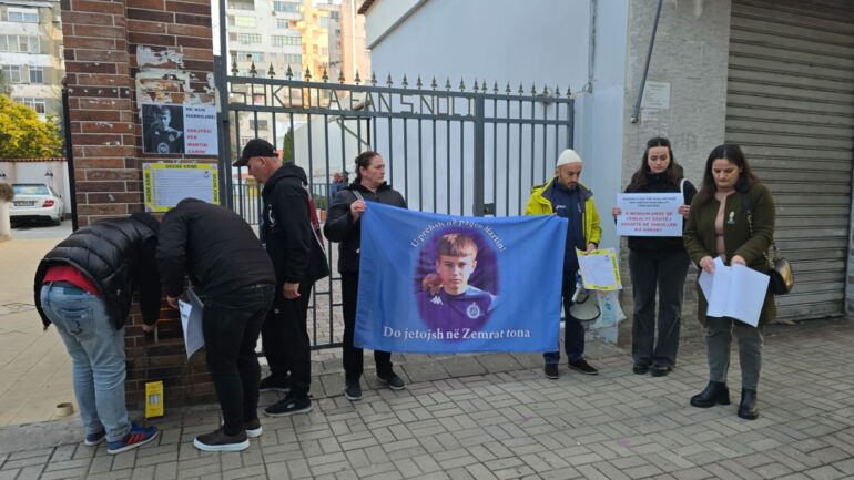 Tre muaj nga vrasja e Martin Canit, qytetarët protestojnë te shkolla ...
