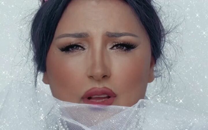 Parashqevi Simaku sjell videoklipin e këngës “Dashuria” të vitit 2006 ...