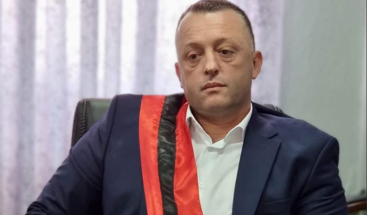Jep dorëheqjen kryebashkiaku i Matit, Agron Malaj - Albanian Insider Agency
