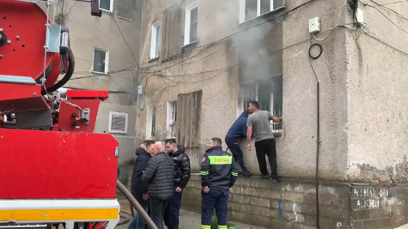 Bie zjarri në banesë, ndërron jetë moshuari pas dërgimit në spital ...