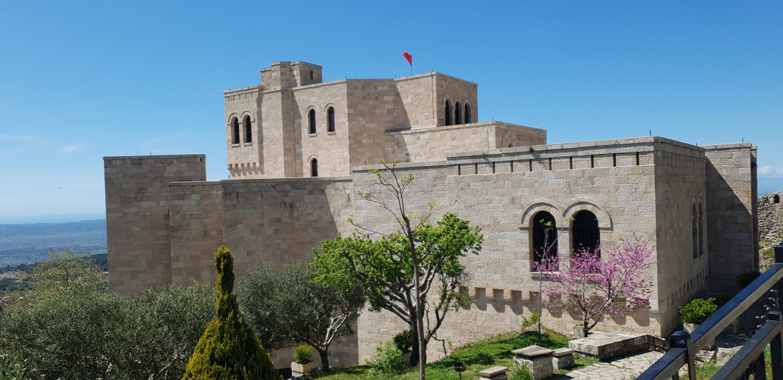 Turistë për Pashkë në Kalanë e Krujës/ Skënderbeu, "mbrojtësi i Europës ...