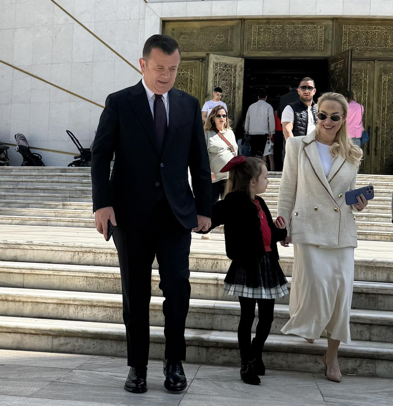 I shoqëruar nga vajza dhe bashkëshortja, Ministri Balla uron besimtarët ...