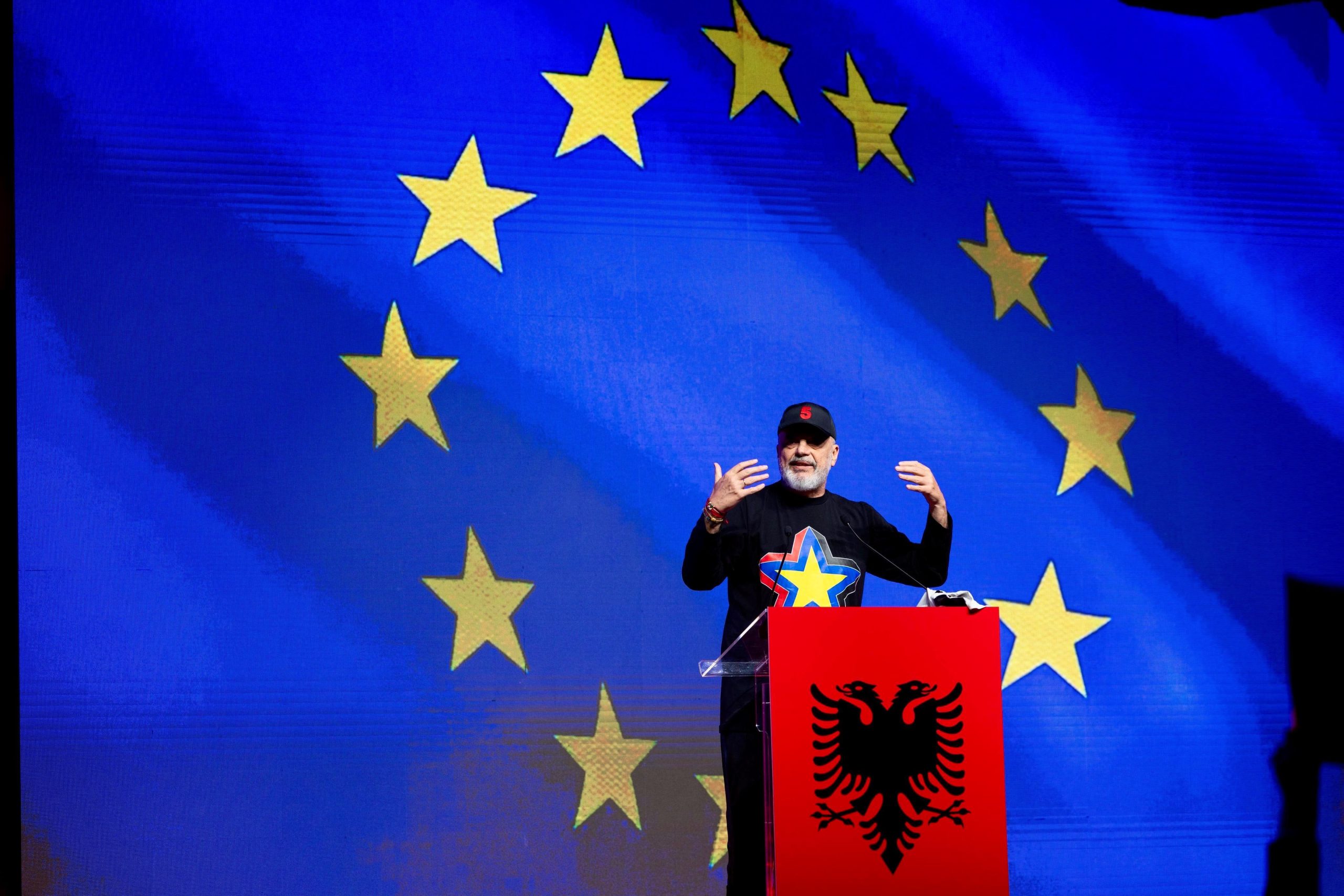 “Na votoni të shpëtojmë drejtësinë nga bufi dhe mushkonjat”/ Rama ...