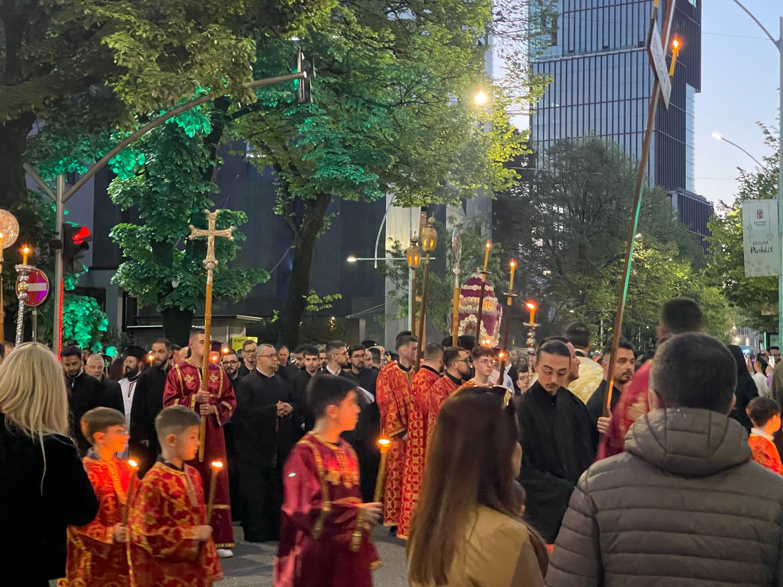 Nis ceremonia e "të premtes së madhe", Epitafi po del nga katedralja ...