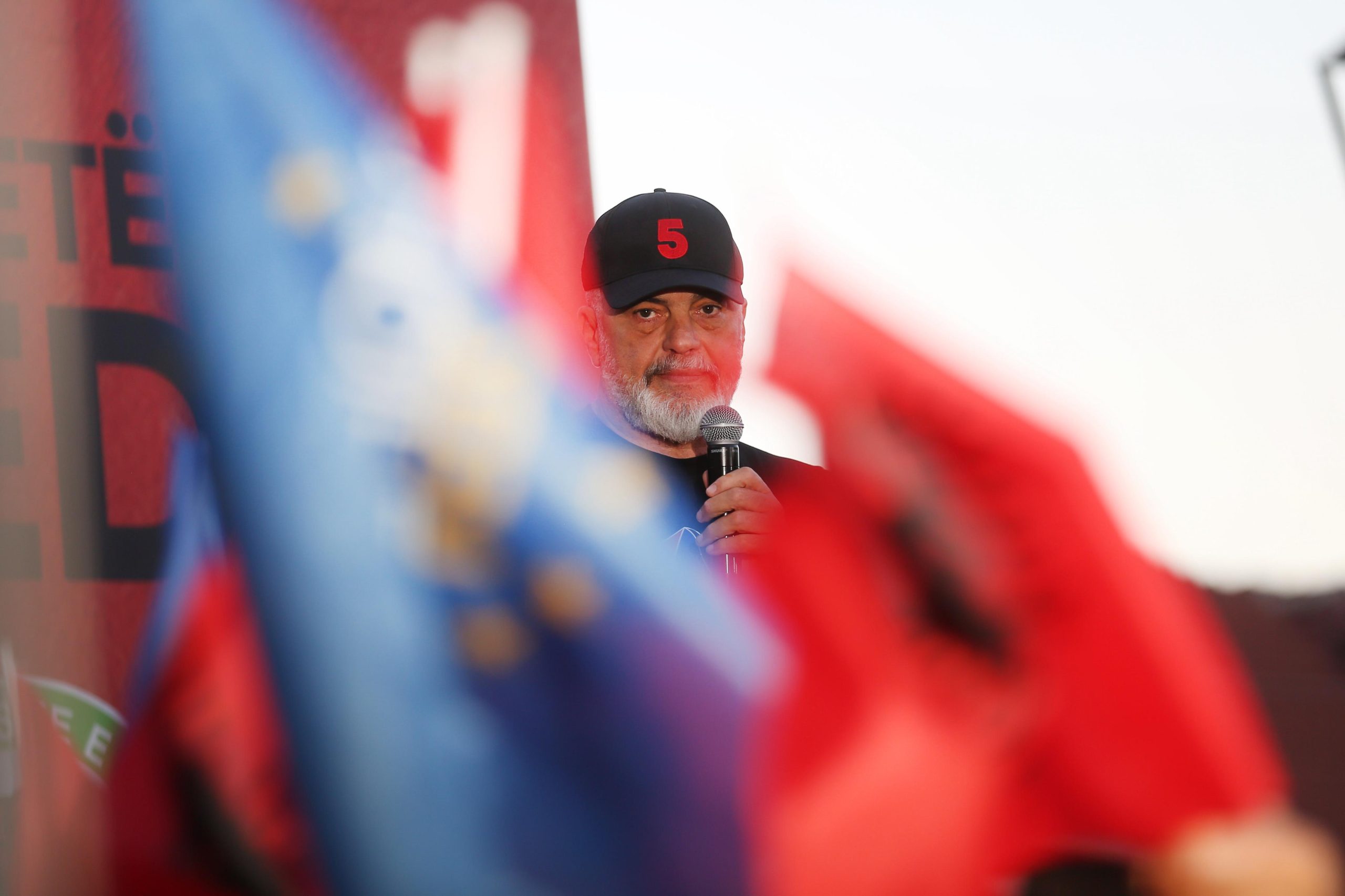 Edi Rama nga Fieri: “Në 11 maj, gratë dhe vajzat shqiptare ta marrin në ...