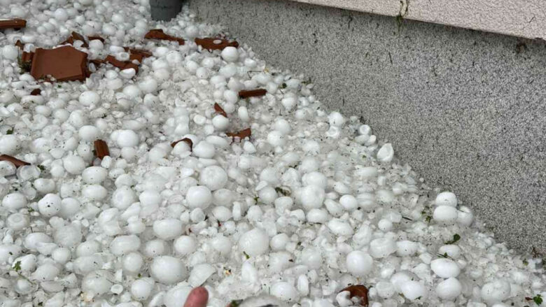 Moti i keq godet Serbinë: pemë të shkulura, çati të rrënuara dhe ...