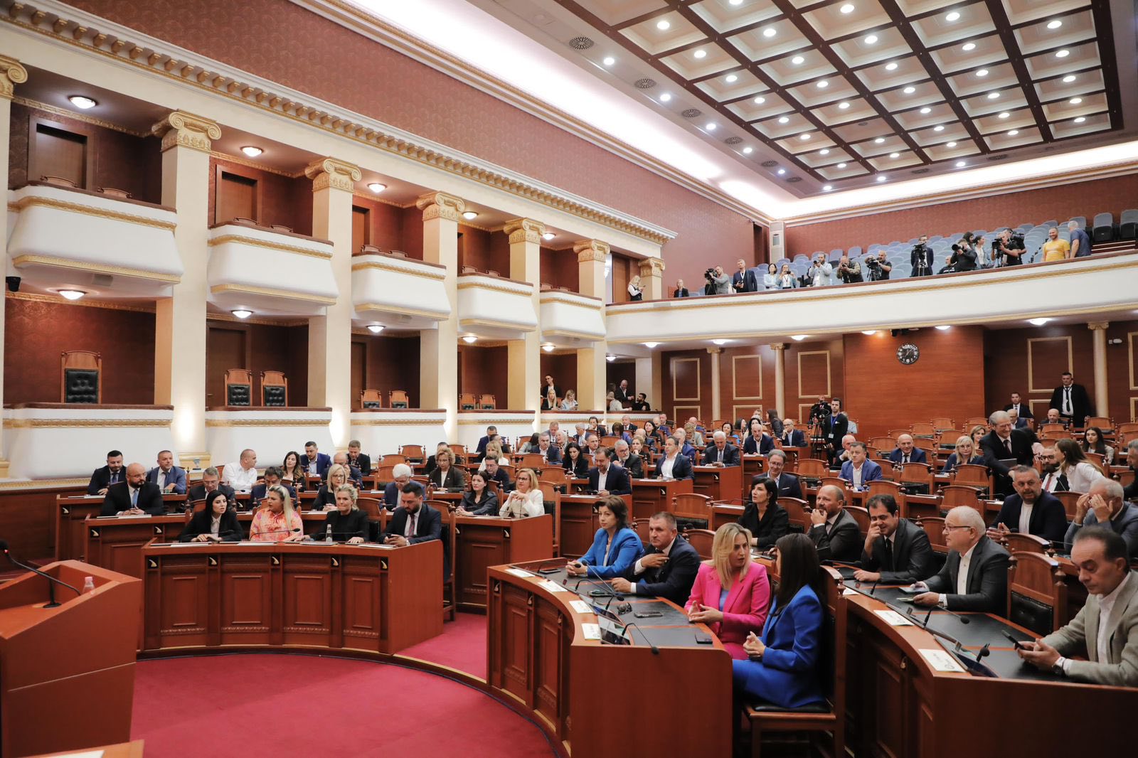 Seanca e fundit për 82 deputetë - Albanian Insider Agency