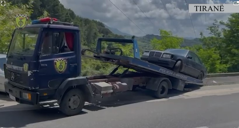 Policia Rrugore e Tiranës heq automjetet që pengojnë itinerarin e garës ...
