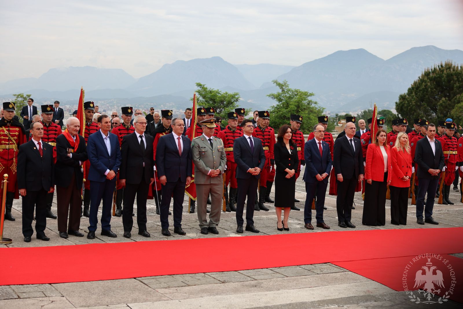 Liderët shtetërorë nderojnë Dëshmorët e Atdheut, përulen para ...