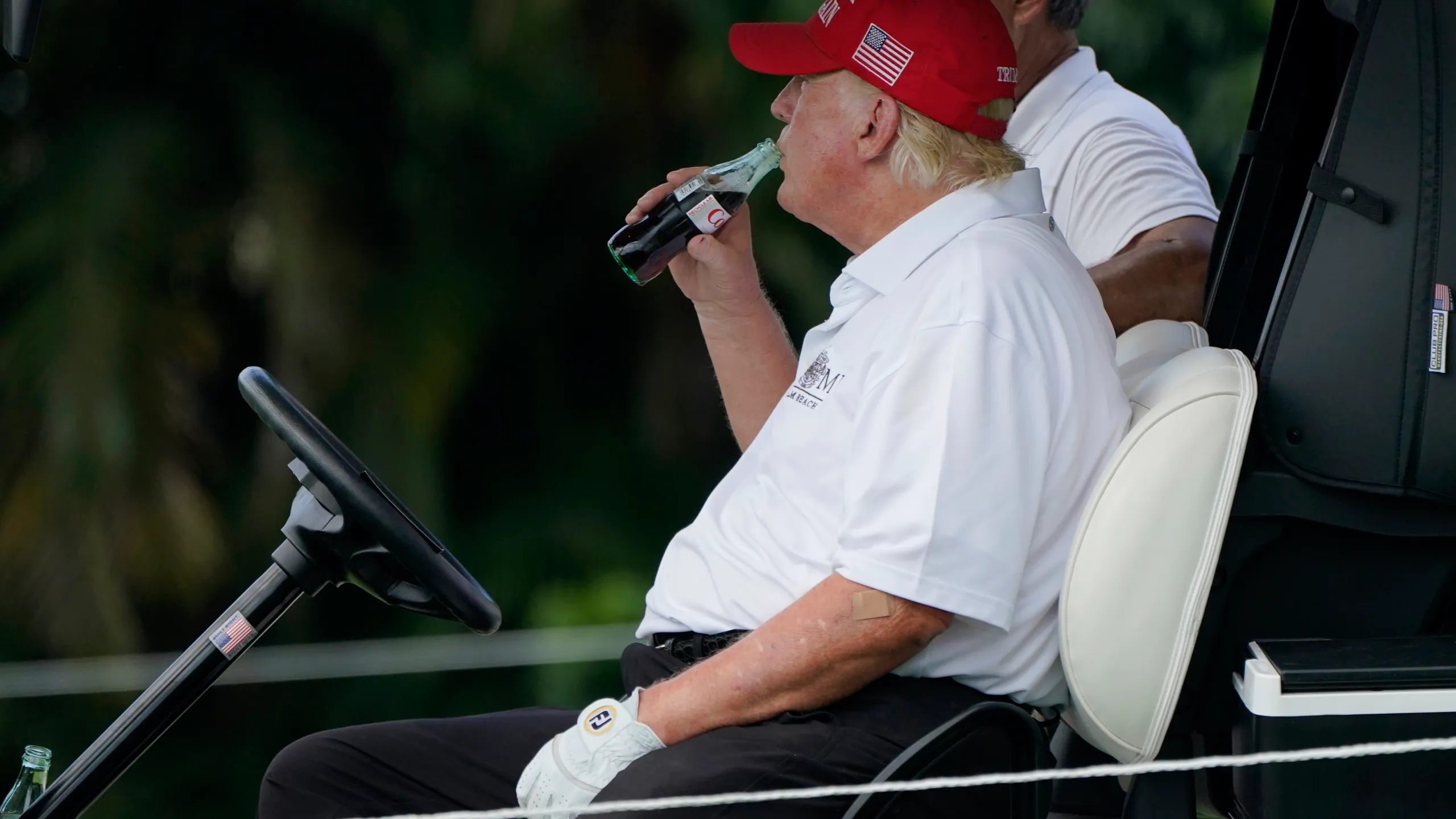 Trump vs. Coca-Cola. E detyron kompaninë të përdorë sheqer dhe jo ...