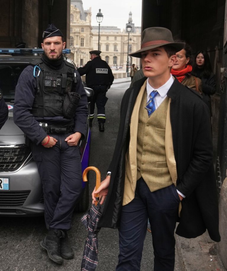 Si një kenë filmash/ Fotoja që pushtoi internetin: Kush është burri ...