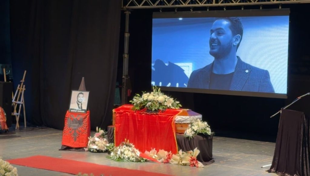 Tetova shpall ditë zie dhe përcjell Shpat Kasapin në banesën e fundit ...