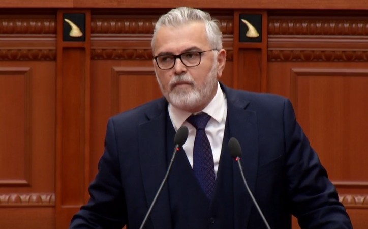 Gogu: Nëse s’mbani dot peshën e nënshkrimit, si do mbani premtimet ...