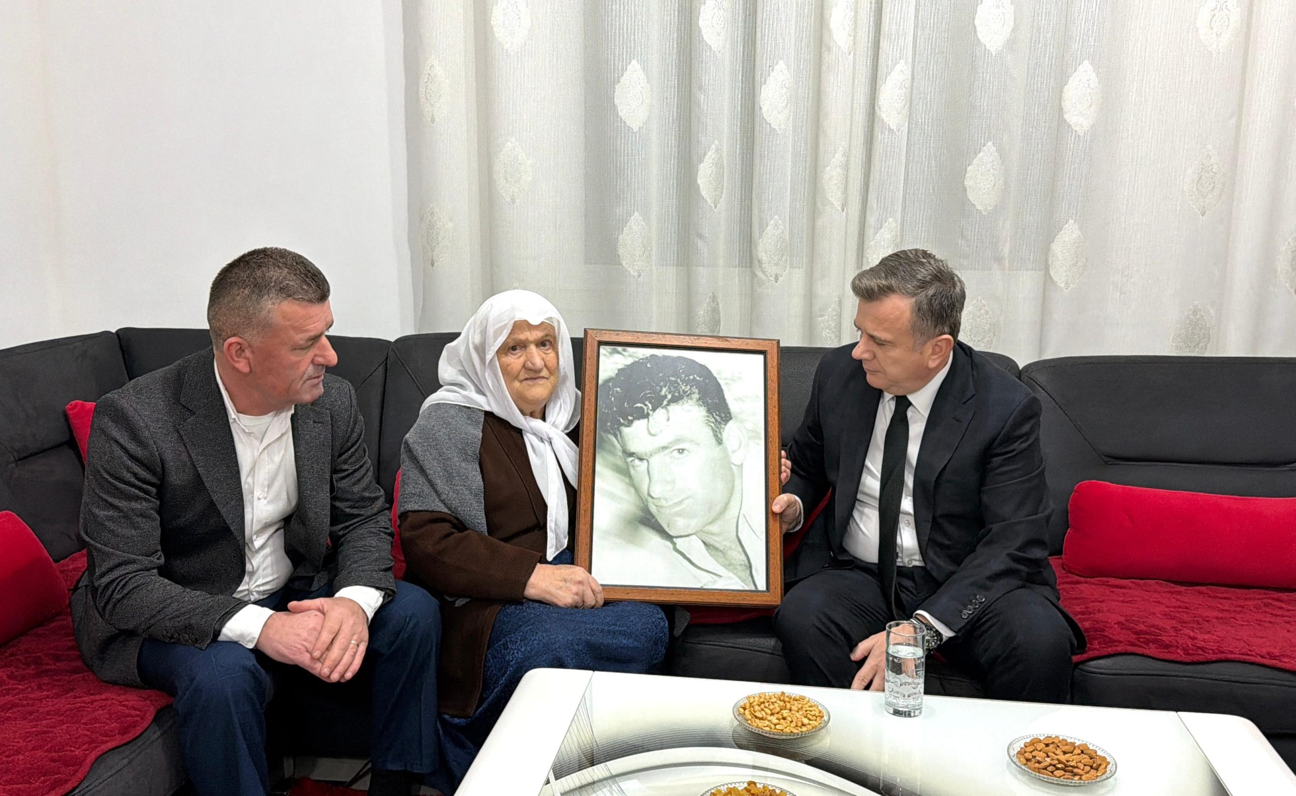 21 Janari, Balla vizitë te nëna e Hekuran Dedës: Jeton me shpresën se ...